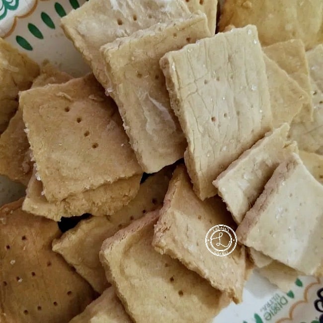 Gluten-Free Garlic Crackers homemade with cassava flour and vegan.